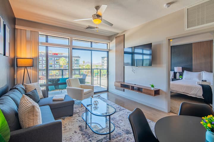 Near Phx Airport | Balcony,w/d,pool,gym & Parking - Phoenix, AZ