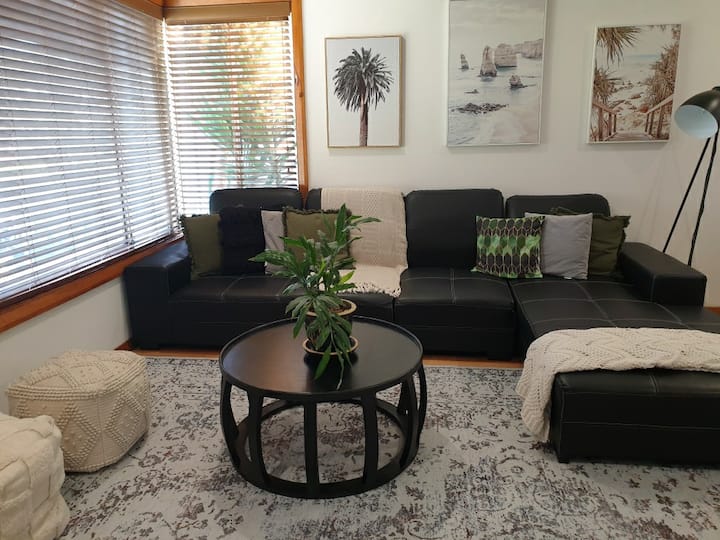 Sleeps 10. Fully Renovated. Firepit, Pool Table. - 墨爾本