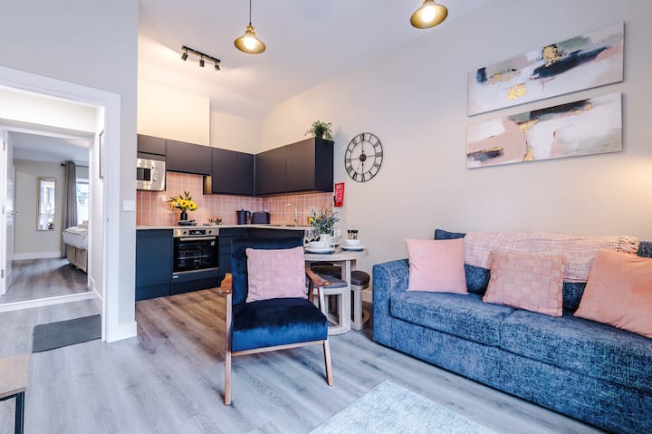 New! Modern 1-bed Flat, Great Location, Sleeps 4! - Chester
