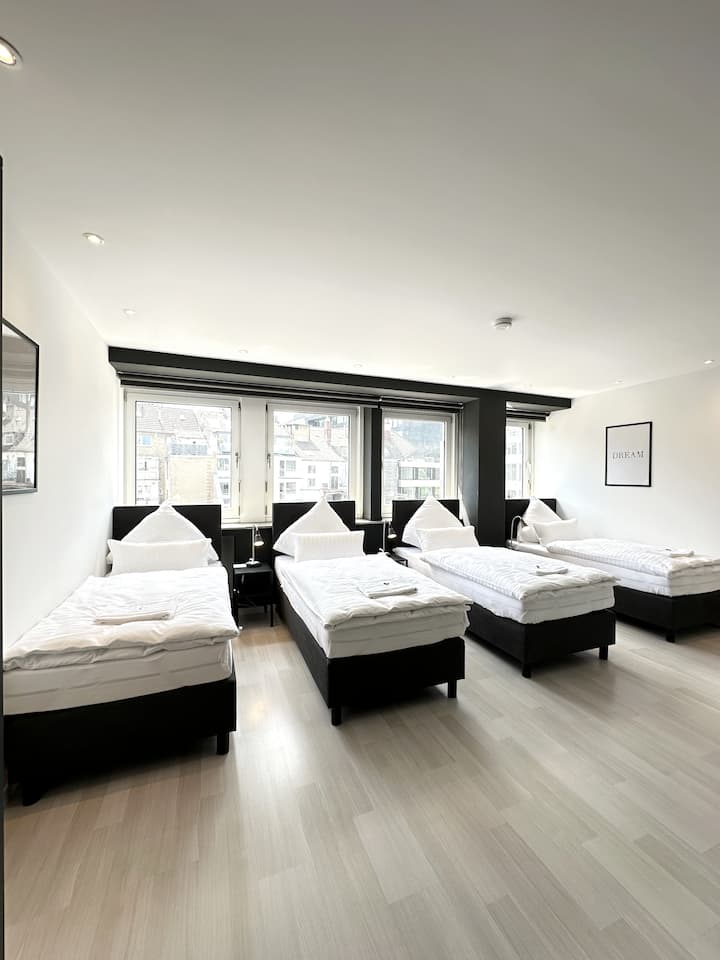 *Blk Hostel*quadrupleroom Koenigsallee/mainstation - Düsseldorf