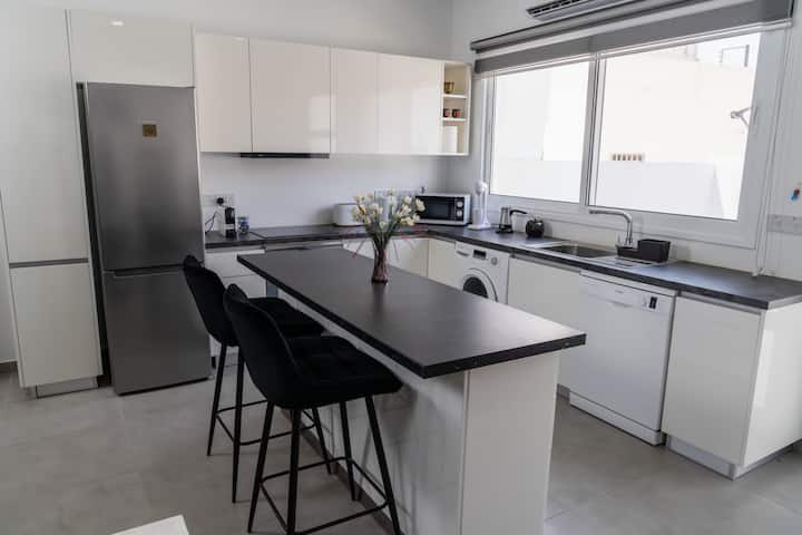 Ground Floor 4br, 2.5 Bath, House In City Center - Limassol