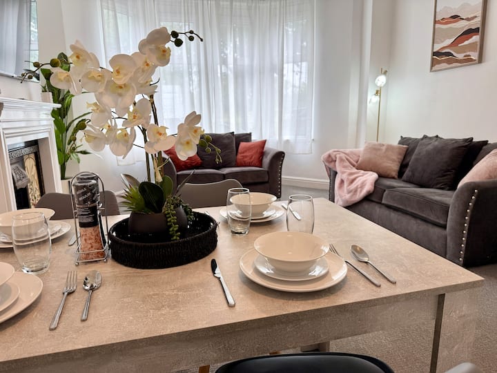 City Centre Embankment View Apartment 2br - Cardiff
