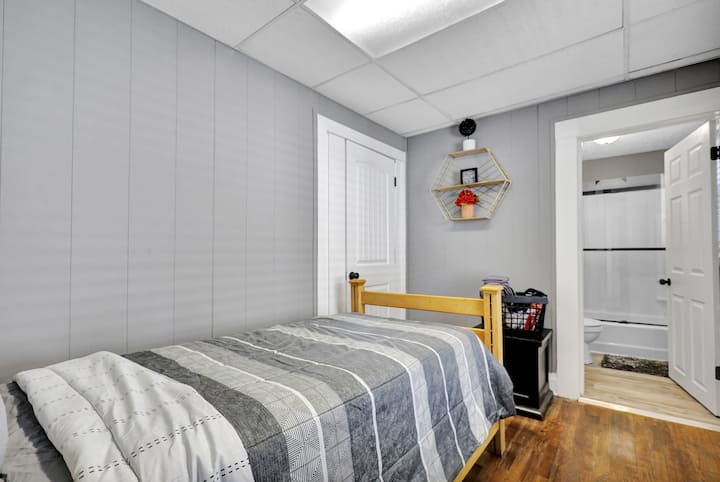 1 Bedroom Duplex, In Lansing - Lansing, MI