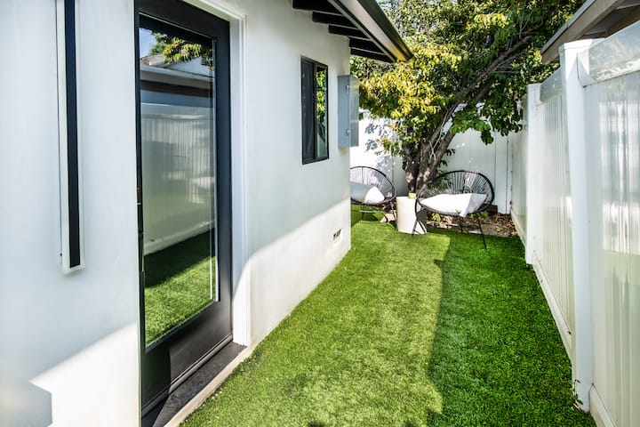 New! Charming Modern Place - Los Angeles, CA