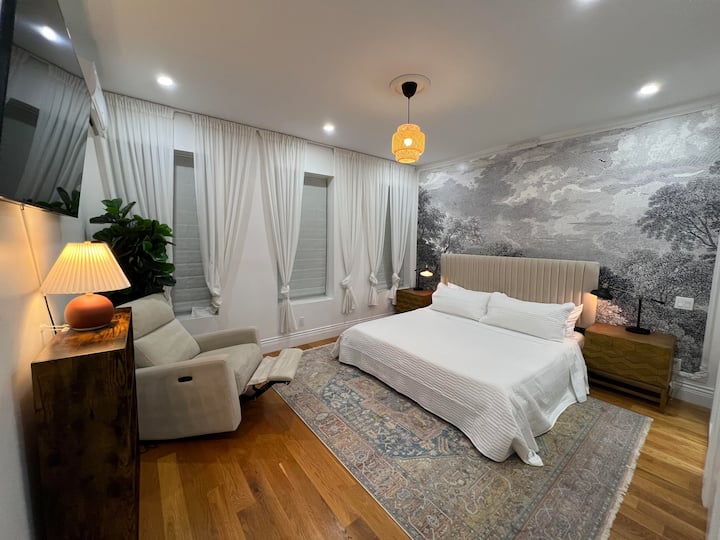 Massive Suite, Private Bath, Laundry, & Yard - Brooklyn, NY