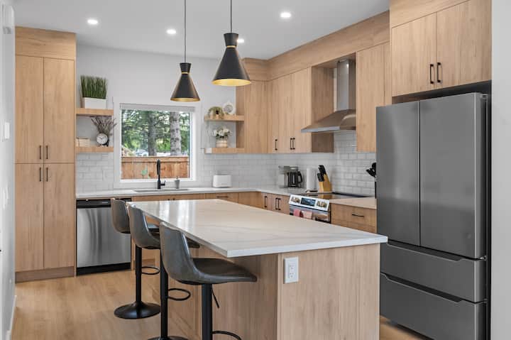King Bed | Ping Pong | 3br | Garage | Ac |Backyard - Calgary