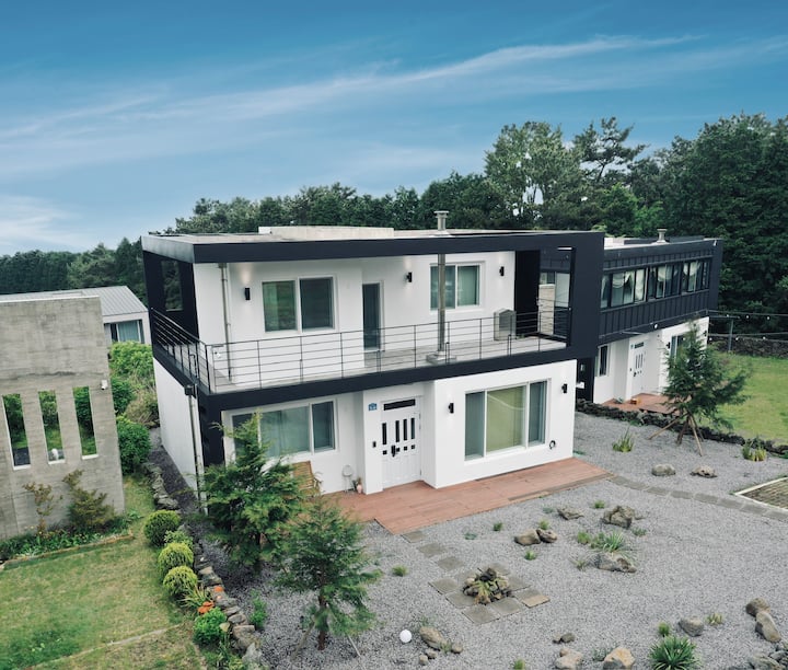 Secluded Forest Detached Townhouse In Aewol - Jeju-si