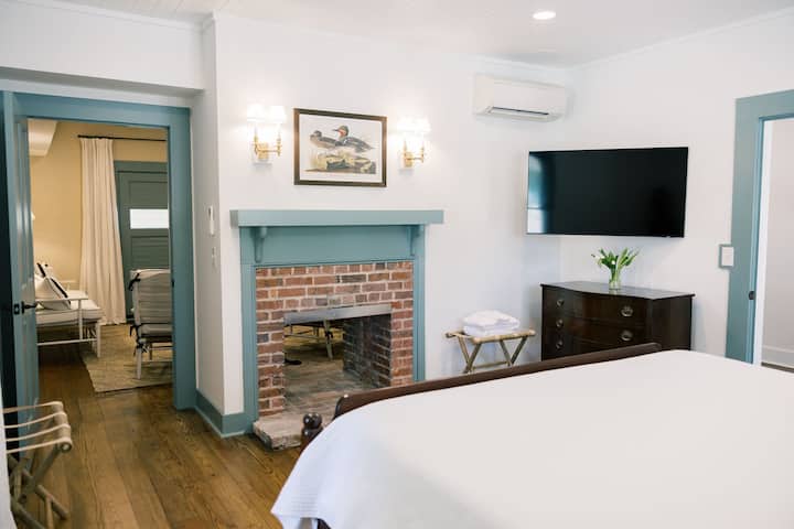 The Bunk House: The Queen Suite (Unit 12) - Beaufort, NC