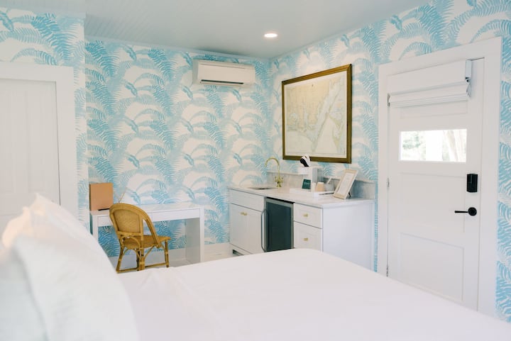 The Bunk House: The Smith Room (Unit 2) - Beaufort, NC