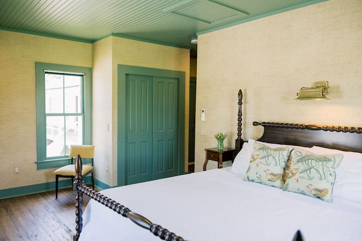 The Bunk House: The Taylor Room (Unit 1) - Beaufort, NC