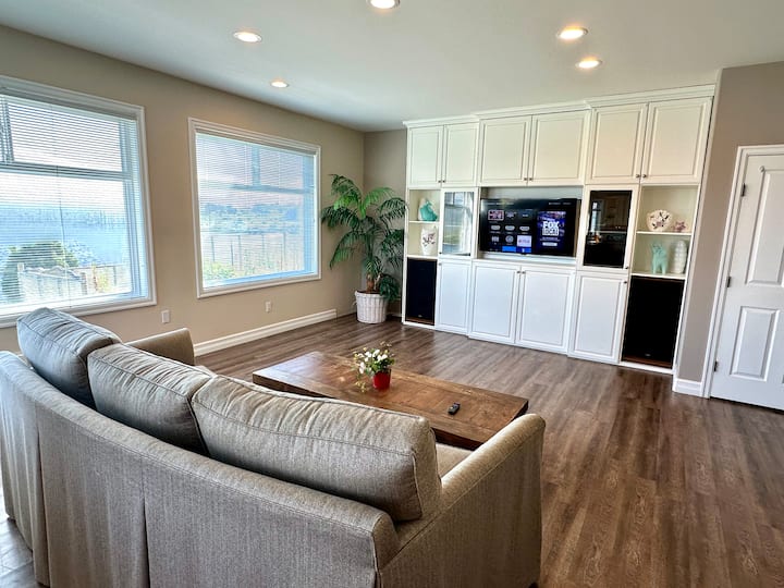 A Large King Room Plus A Queen Room (Fit 4 People) - Point Roberts, WA