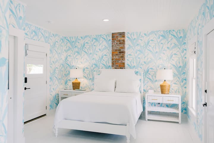 The Bunk House: The Burns Room (Unit 8) - Beaufort, NC
