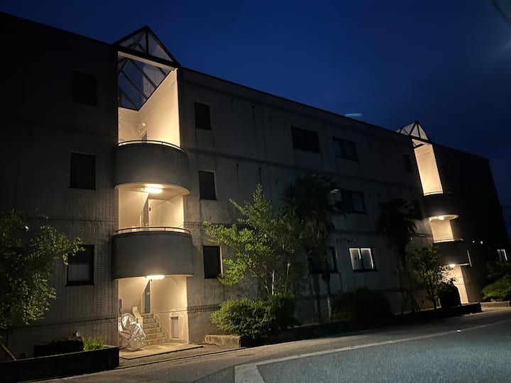 【1組限定】富山湾に沈む夕日が見えるバルコニー付き！黒部峡谷まで車で約25分・高速wifi完備！ - 黒部市