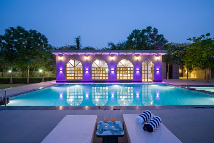 Elivaas | 5bhk | Pvt Pool | Party Hall | Garden | - Gurugram