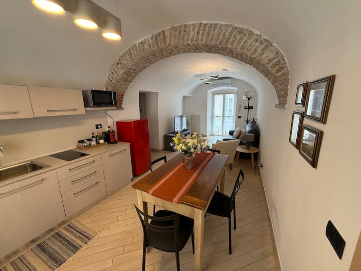 City Center Apartment From 1700s | Ac & Queen Bed - Asti