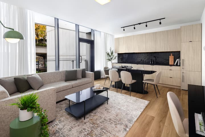 Smithe House- Modern Family Apartment -Yaletown - Vancouver