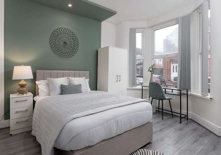 Saxony House | Air Host & Stay | 4br | Parking - Wirral