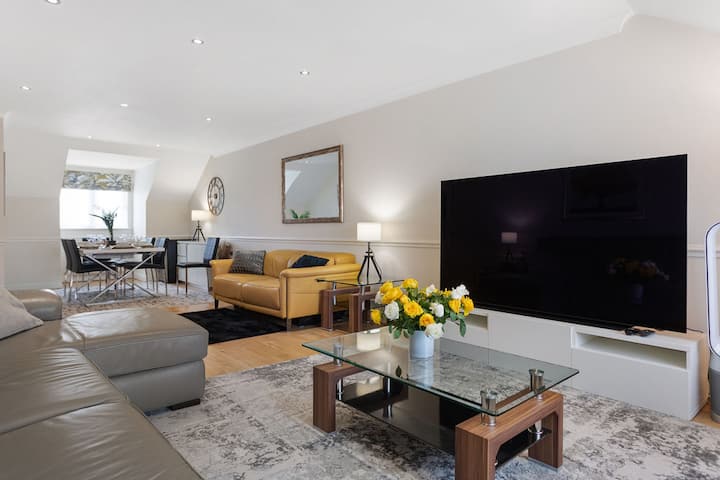 Large Apartment/ Horse Riding/ Golf Course - London