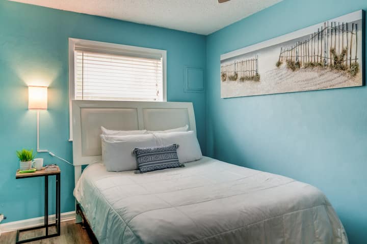 The Beachside Bliss 2br Condo Steps From The Beach - Virginia Beach, VA