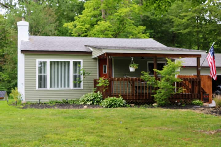 Squatch Cottage On Lakeshore - Punderson State Park, Newbury Township