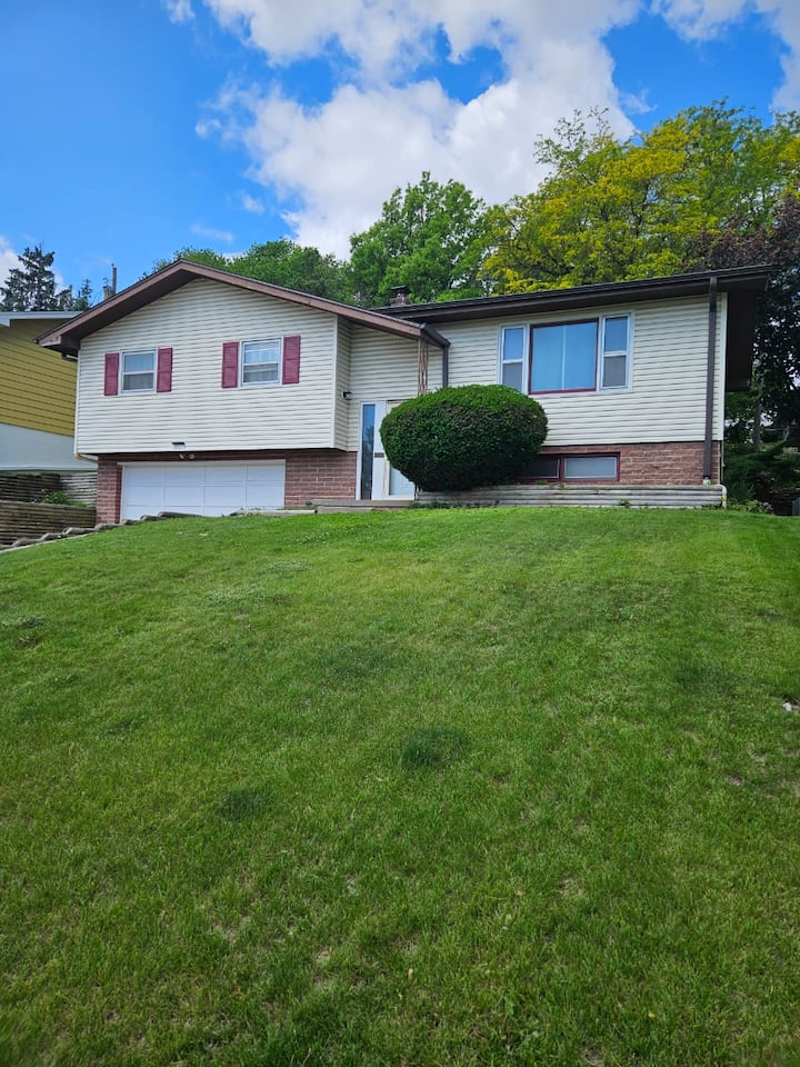 Charming 3br Home Near Downtown Omaha | Quiet Area - Omaha, NE
