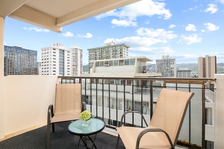 Beachside Condo W/ Skyline Views & Lanai - Honolulu, HI