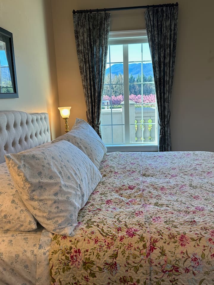 Château Herbe ~ Vienna Room - Ashland, OR