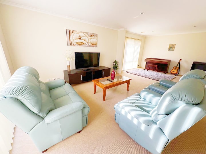 Spacious Beautiful Fresh Renovated Family Home - Canberra