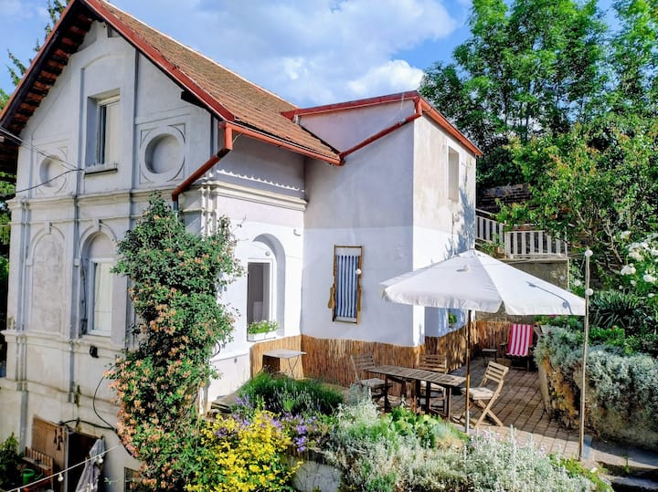 Hidden Garden Retreat - Prague Václav Havel Airport (PRG)