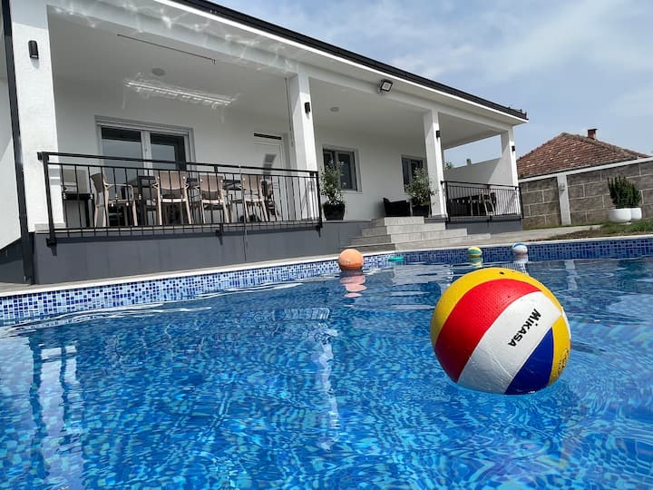 Entre Mer Et Montagne, à La Campagne - Montenegró