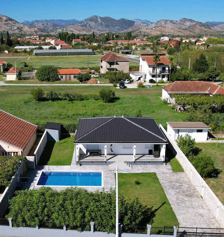Entre Mer Et Montagne, à La Campagne - Montenegro