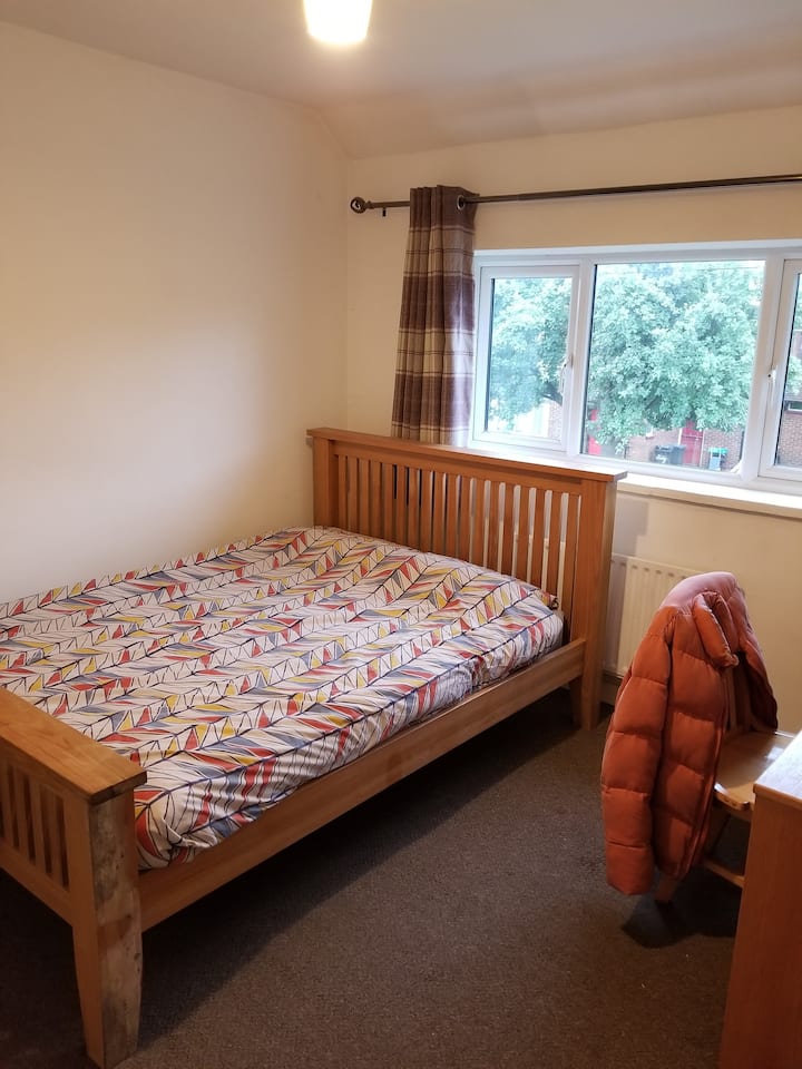 Large Master Bedroom - Guildford, UK