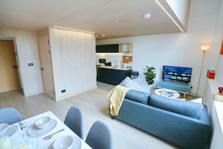Central Trafford Duplex With Shop At Base - Stockport