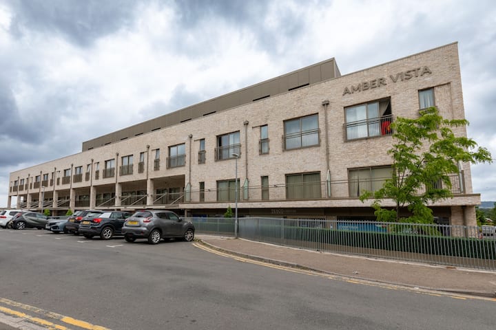 Supermarket, Restaurants & Parking Below With View - Cardiff