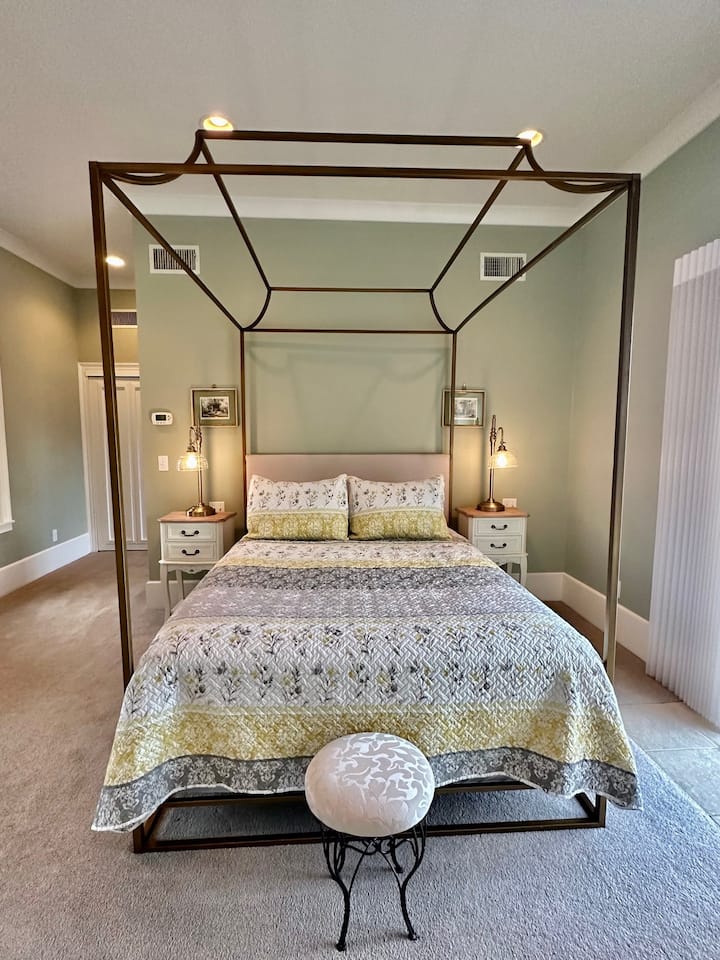 Château Herbe ~ Athens Room - Ashland, OR