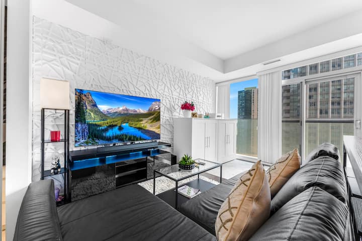 Dt Retreat @Hrbr W/parking & 2 Min To Cn Tower - Toronto