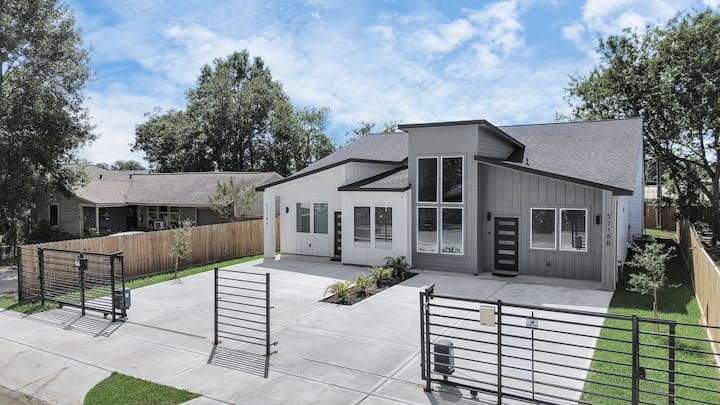 2 Homes*sleeps 18* | Fully Gated W/parking - Houston, TX