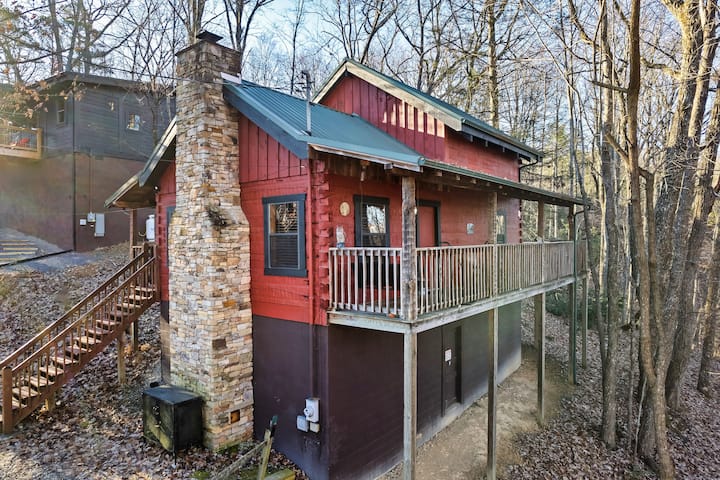 King Beds, Hot Tub, Fireplace, Arcade & Games! - Gatlinburg, TN