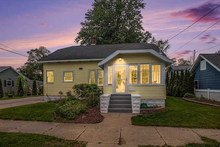 Chic Beach Cottage In Trendy Lakeside District - Muskegon, MI