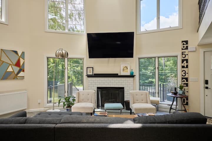 Holiday Chalet W/ Cozy Fireplace + Private Hiking - Great Barrington, MA