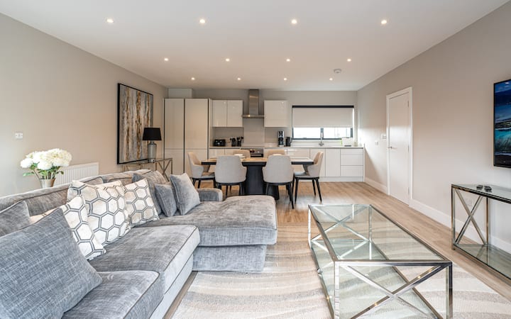 New Luxury Penthouse With 2 Bedrooms & 2 Bathrooms - Epsom
