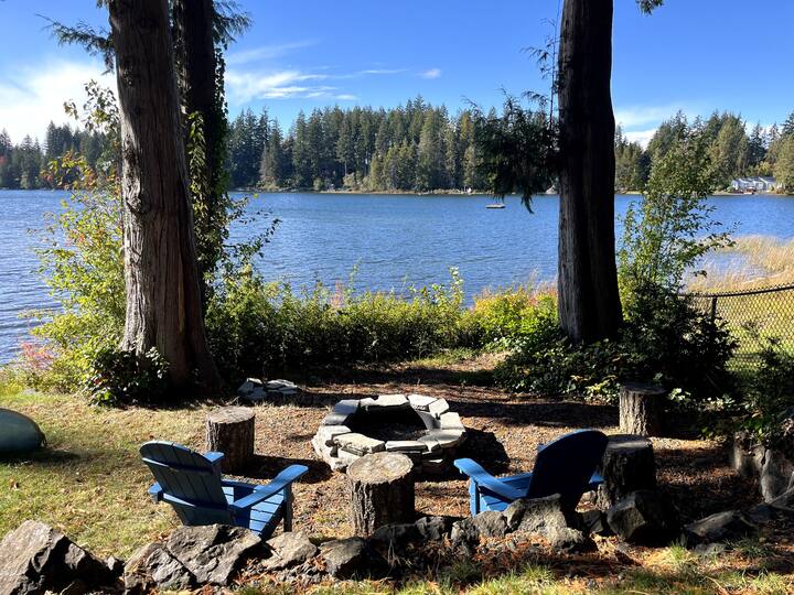Year Round Lakefront Luxe - Hot Tub, Fire, Kayaks - Belfair State Park, Belfair