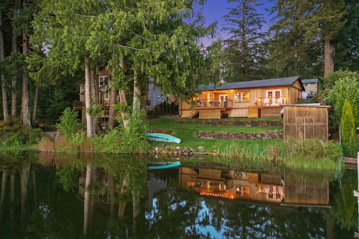 Woodsy Lake Cabin- Hot Tub, Kayak, Outdoor Shower - Twanoh State Park, Union