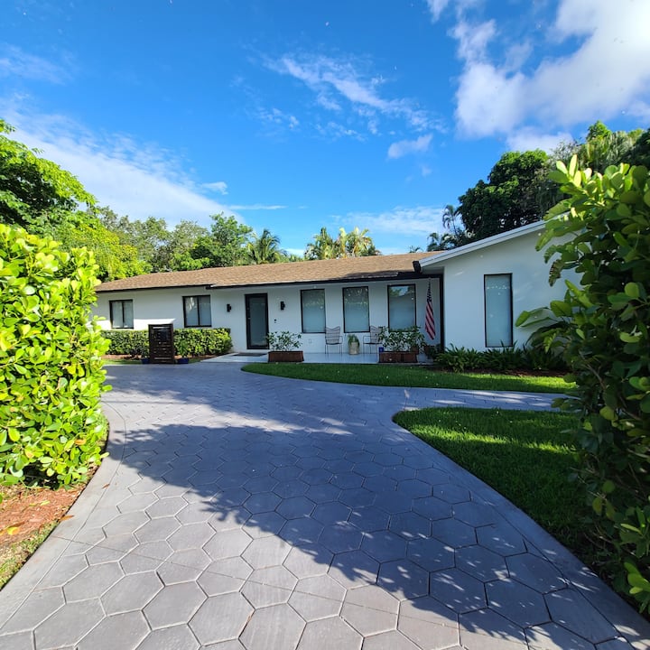 Thallata Vista | Modern Ranch Home - Pinecrest, FL