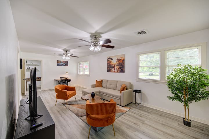 Spacious 5 Bed Home W/ Massage Chair - 博蒙特