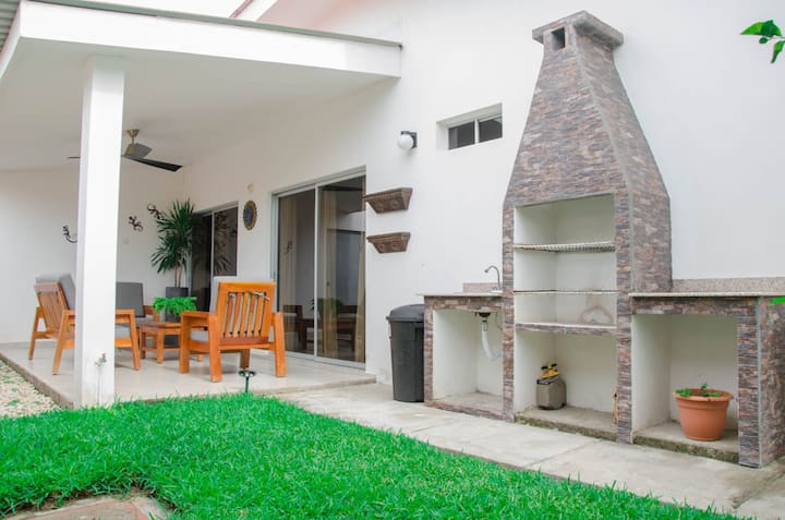 Casa Espaciosa En Exclusiva Comunidad Cerrada - Managua