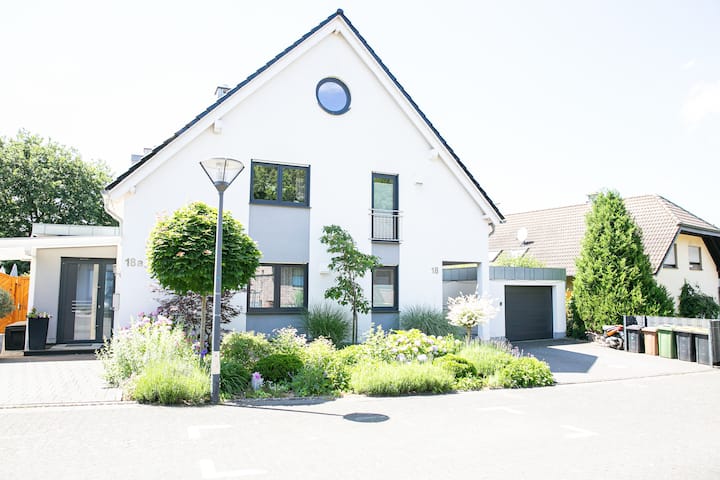 Familien-oase Mit Arbeitsplätzen/grill/stellplatz - Siegburg