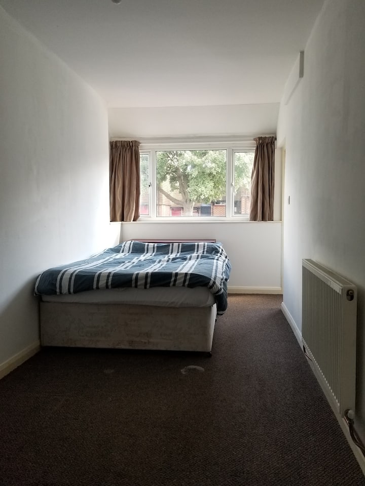 Big Room, Semi-private Entrance - 길퍼드