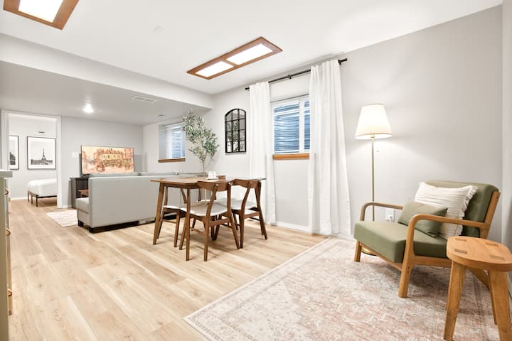Cozy Basement Suite: Le Petit Deluxe - Colorado Springs, CO