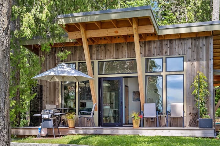 Mount Rainier View Beachfront Retreat - Silverdale, WA